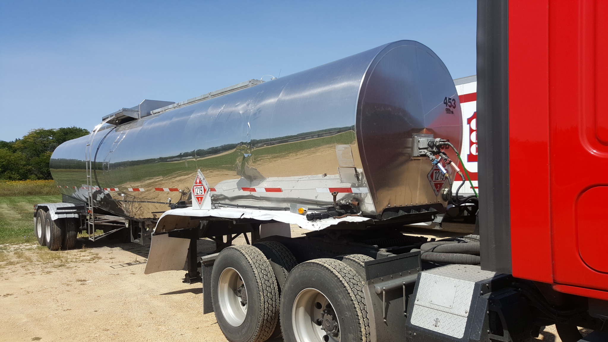 UN1219 Class 3 Placard on Cargo Tank - Daniels Training Services